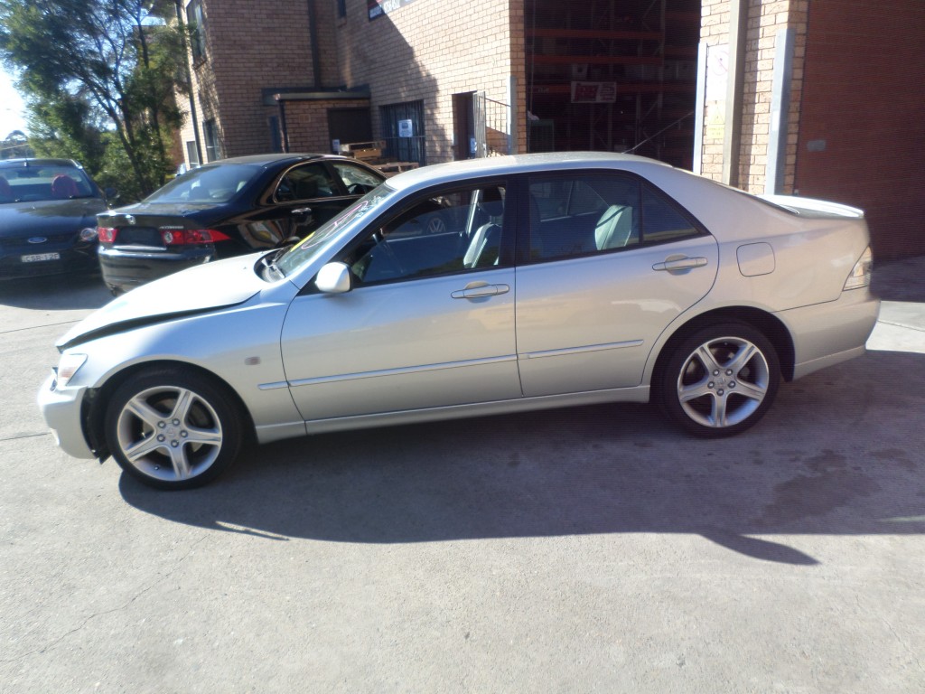 WRECKING PARTS LEXUS IS200 MANUAL 6 SPEED 2002 BLACK SEATS GOOD KMS ...